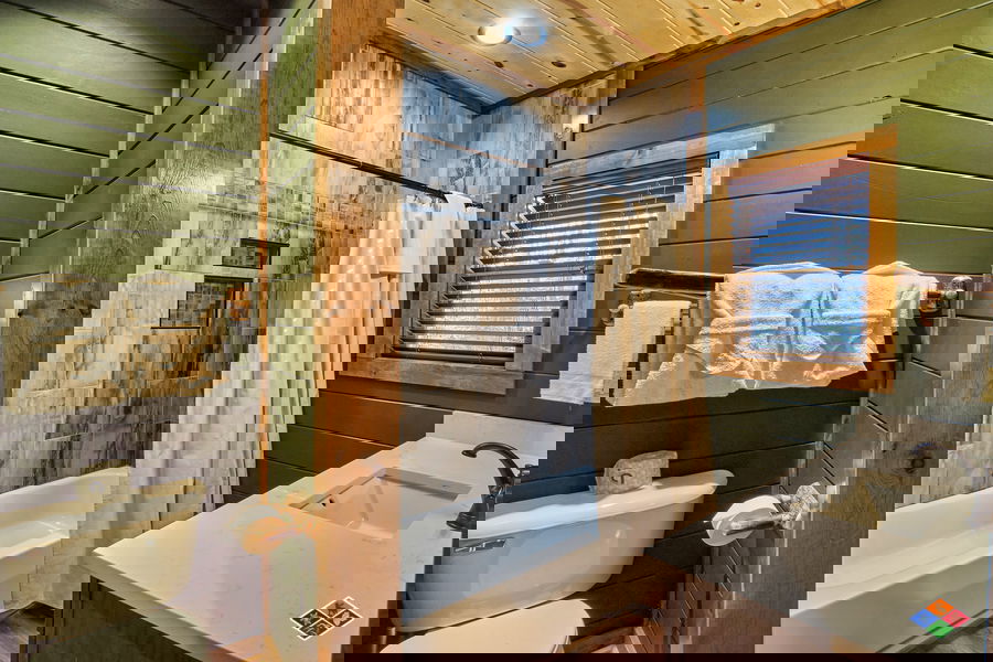 Modern Adventure Splash Cabin