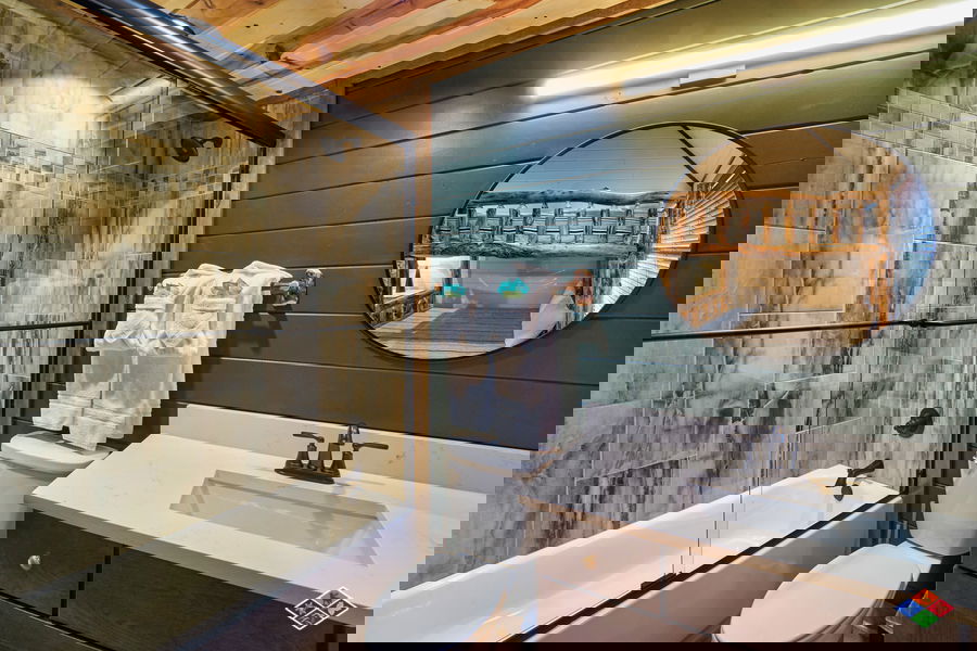 Modern Adventure Splash Cabin