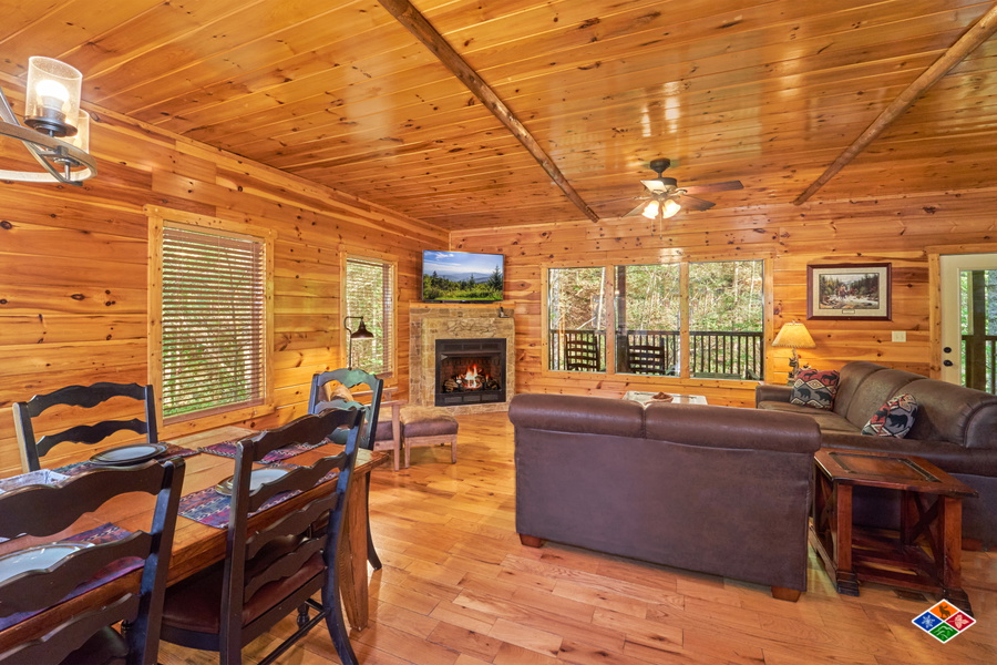 Lumberjack Lodge - Gatlinburg Cabin - Smoky Mountains
