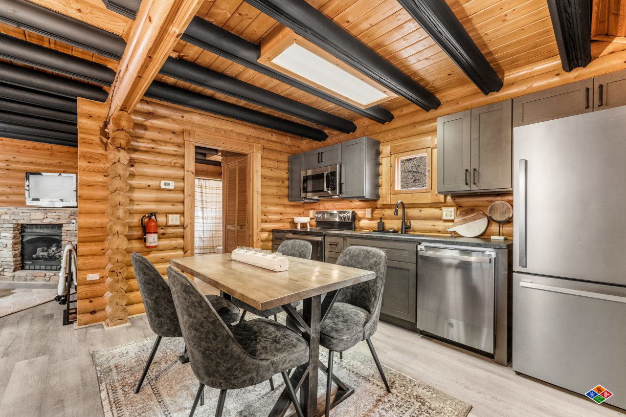 Romantic Getaway - Modern Rustic Cabin
