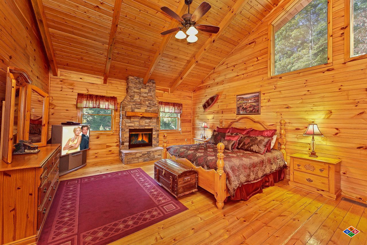 Secluded Hideaway - Pigeon Forge Cabin - Smoky Mountains